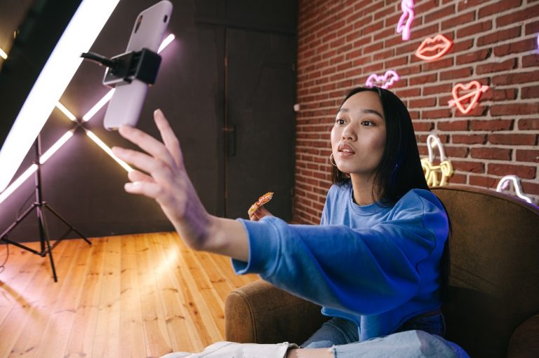 Content Creator dan Influencer: Bedanya dan Mana yang Cocok Untukmu
