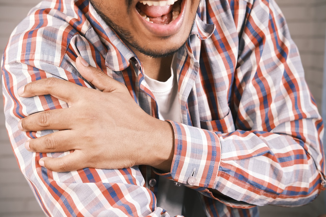 8 Cara Mengatasi Sakit Lengan dan Kenali Gejalanya - Glints TapLoker Blog