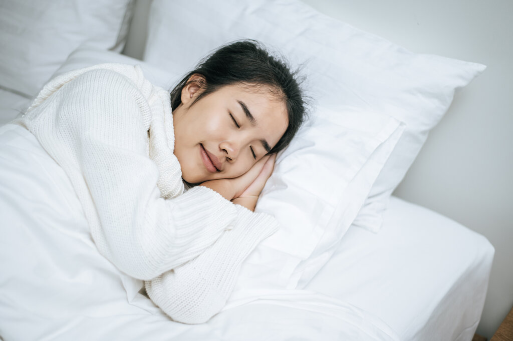 Posisi Tidur Paling Baik dan Buruk saat Asam Lambung Naik